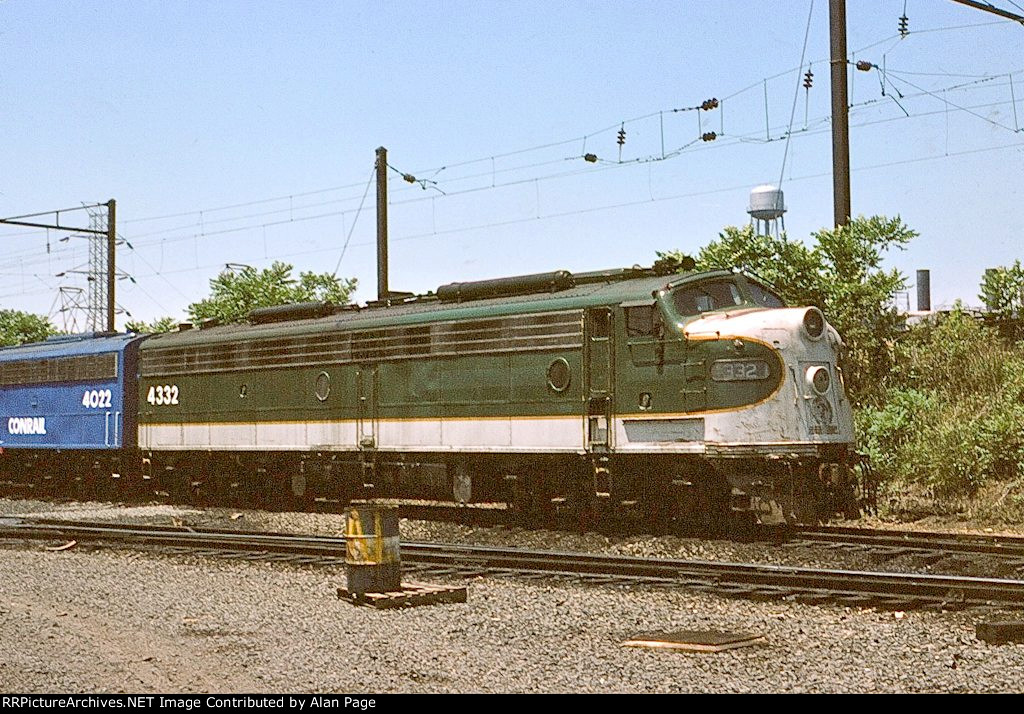NJT E-8A 4332 and CR 4022